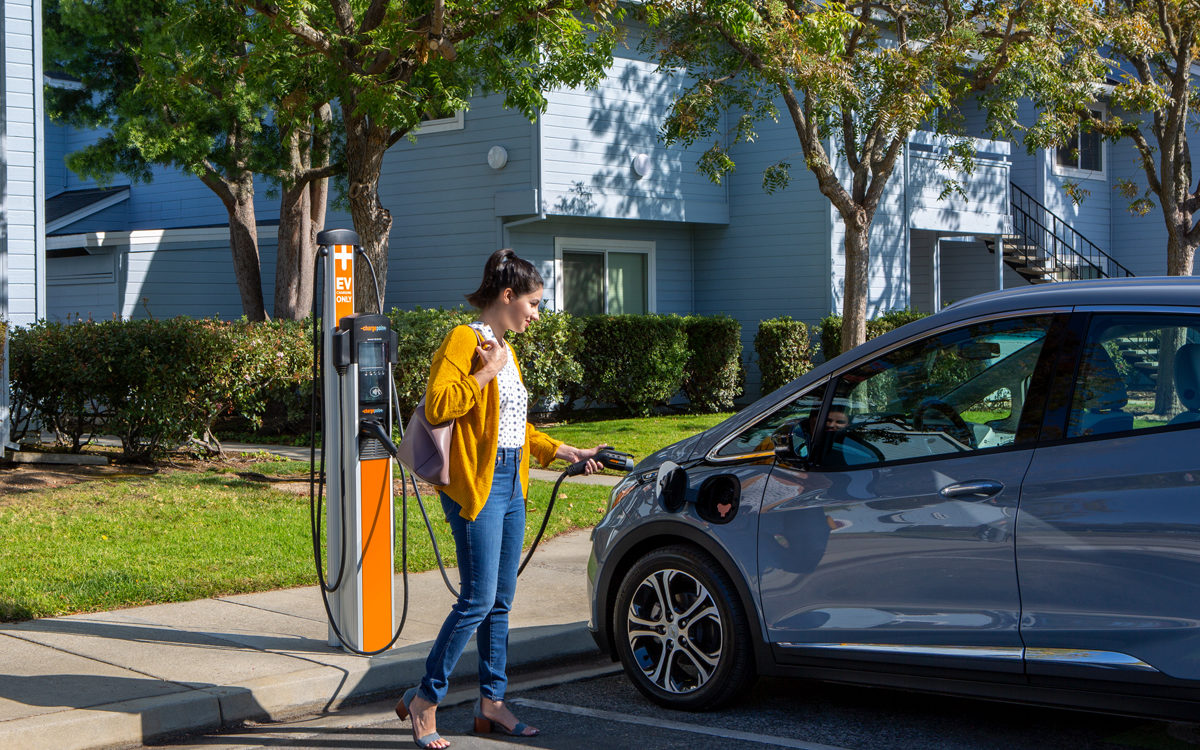 Quebec's Electric Circuit signs roaming deals with ChargePoint, Mercedes